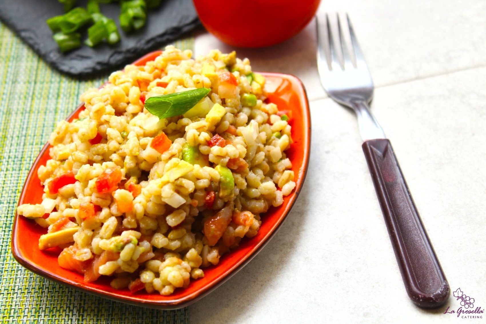 Ensalada de trigo tierno con salmón y aguacate - La Grosella® - Comida ...