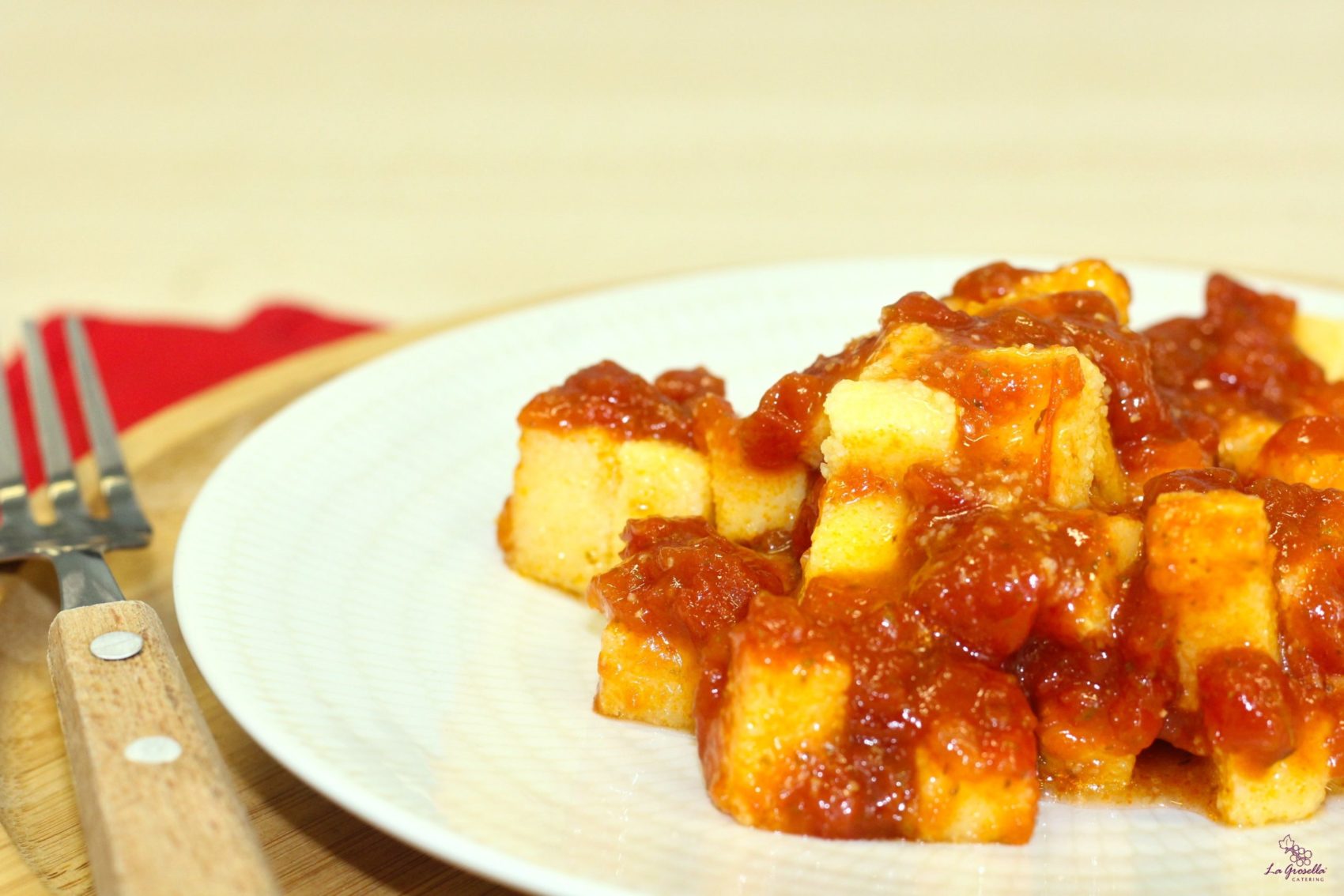 Polenta de maíz con salsa de tomate y albahaca fresca - La Grosella ...